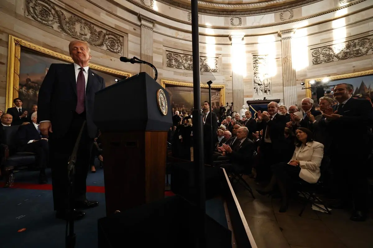 Donald Trump unchained: Der unglaublich hyperaktive erste Amtstag des ...