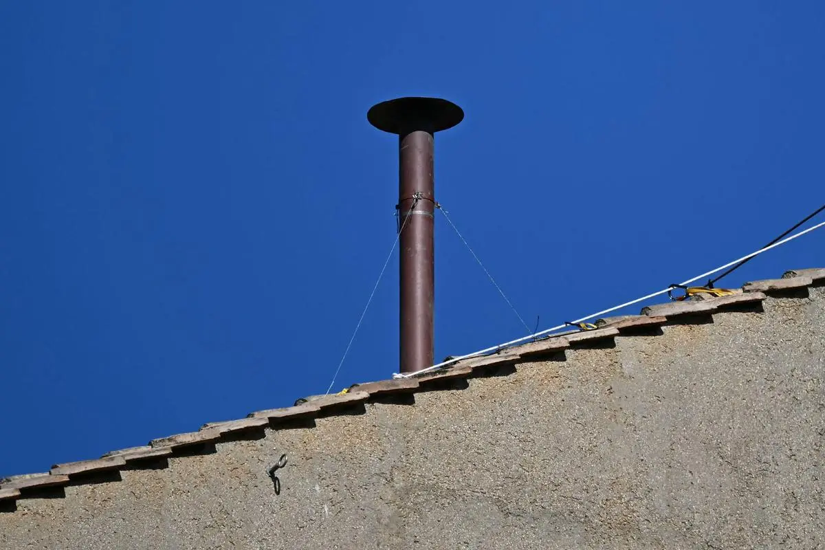 Weißer oder schwarzer Rauch? Vatikan montiert Schornstein für Papst ...