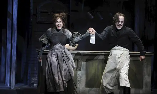 „Sweeney Todd“ in Linz: Man kann die Leichen beinahe riechen ...