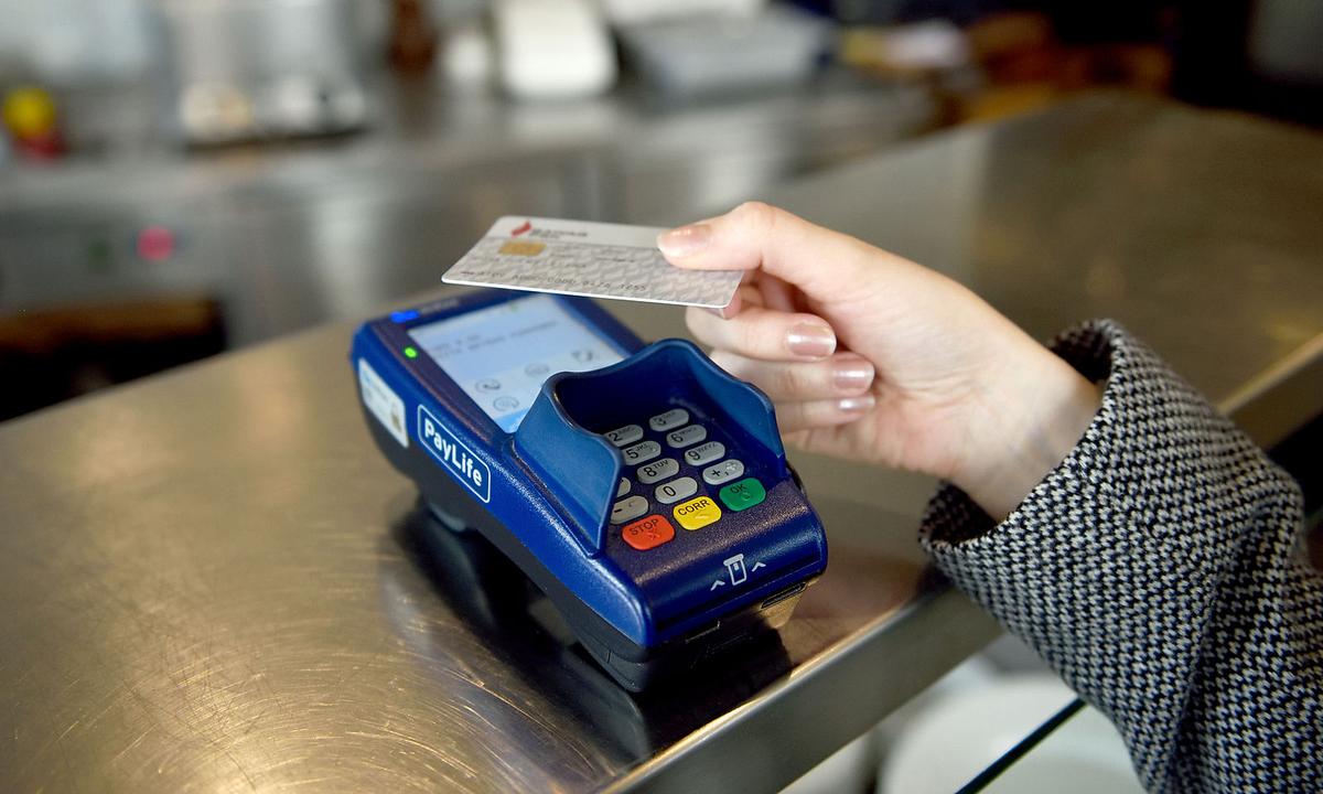 Wie häufig die Österreicher mit der Bankomatkarte bezahlen | DiePresse.com