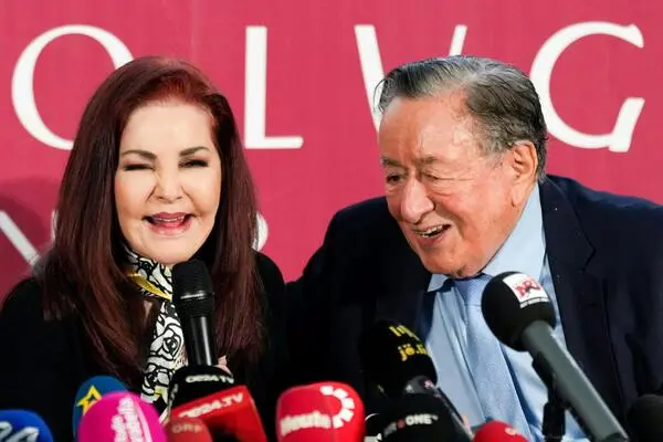Priscilla Presley über Lugner: „Er ist so lustig“ – DiePresse.com