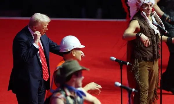 Trump tanzt zu „Y.M.C.A.“ und verspricht Ende der „Grenz-Invasion“ bei ...