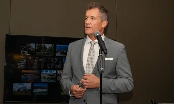 Mittelfinger in Richtung Publikum: Armin Assinger in der Kritik ...