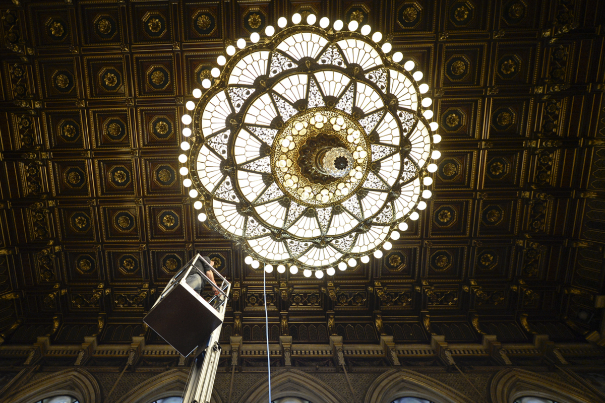 Der Putztrupp klettert in den Luster | DiePresse.com