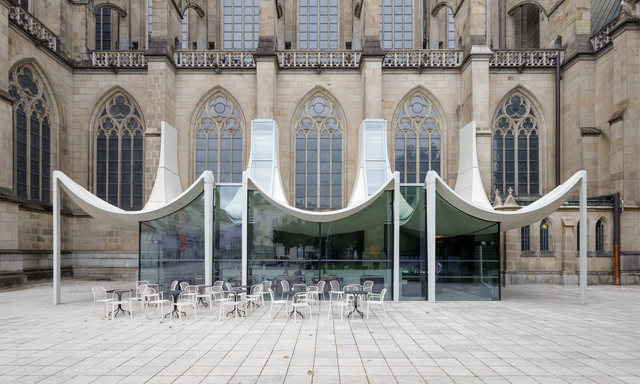 Frischekur für den Linzer Mariendom: Jetzt sind die Gemäldefenster dran ...