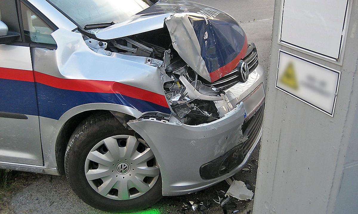 Verfolgungsjagd: Polizeiauto kracht in Betonsteher | DiePresse.com Verfolgungsjagd: Polizeiauto kracht in Betonsteher | DiePresse.com