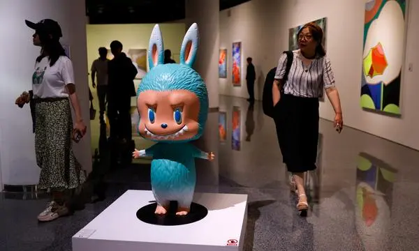 Menschengroße Labubu-Figur für über 130.000 Euro in Peking versteigert ...