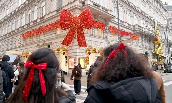 Ist diese rote Schleife in der Wiener Kärntner Straße die Anreise aus ...