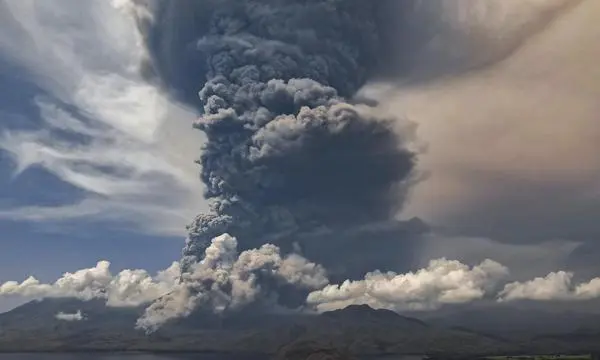 Vulkanausbruch auf indonesischer Insel beeinträchtigt Flugverkehr nach ...