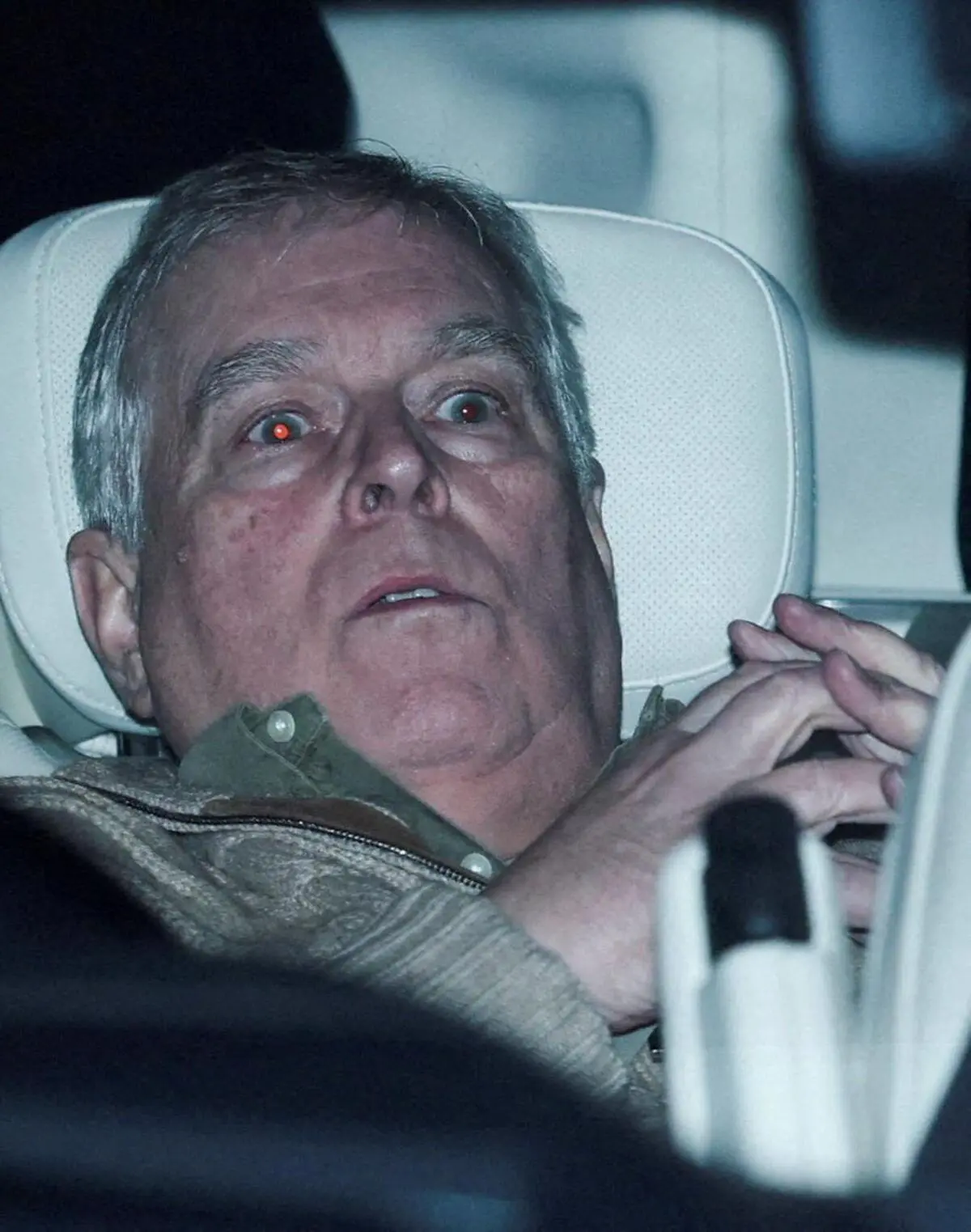 Aktivisten hängen Bild des britischen Ex-Prinzen Andrew im Pariser ...
