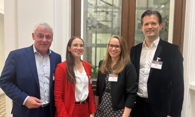 Vorweihnachtliches Punschen unter Personalleitern – DiePresse.com