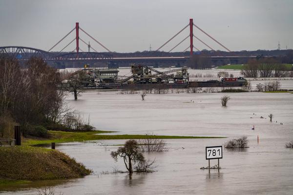 Hochwasser hält Deutschland in Atem: Feuerwehr muss mit Anwohnern um ...