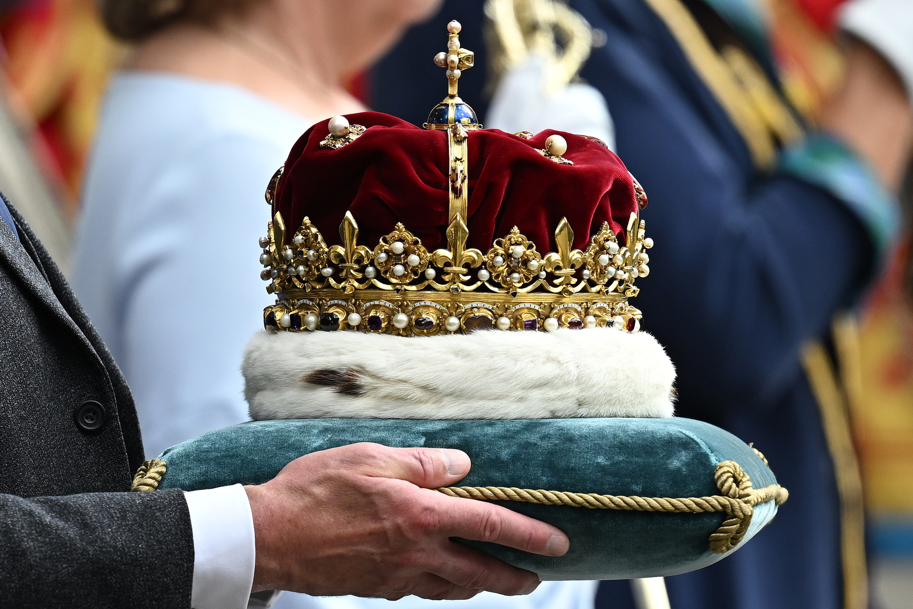 Charles III. erhält schottische Kronjuwelen | DiePresse.com