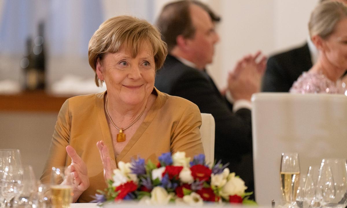 Ordens-Verleihung: Angela Merkel auf einer Ebene mit Kohl und Adenauer ...