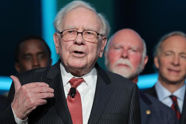 Warren Buffetts Barmittel sind so viel wert wie Intel oder Disney
