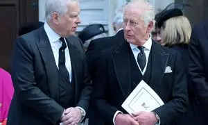 Aktivisten hängen Bild des britischen Ex-Prinzen Andrew im Pariser ...