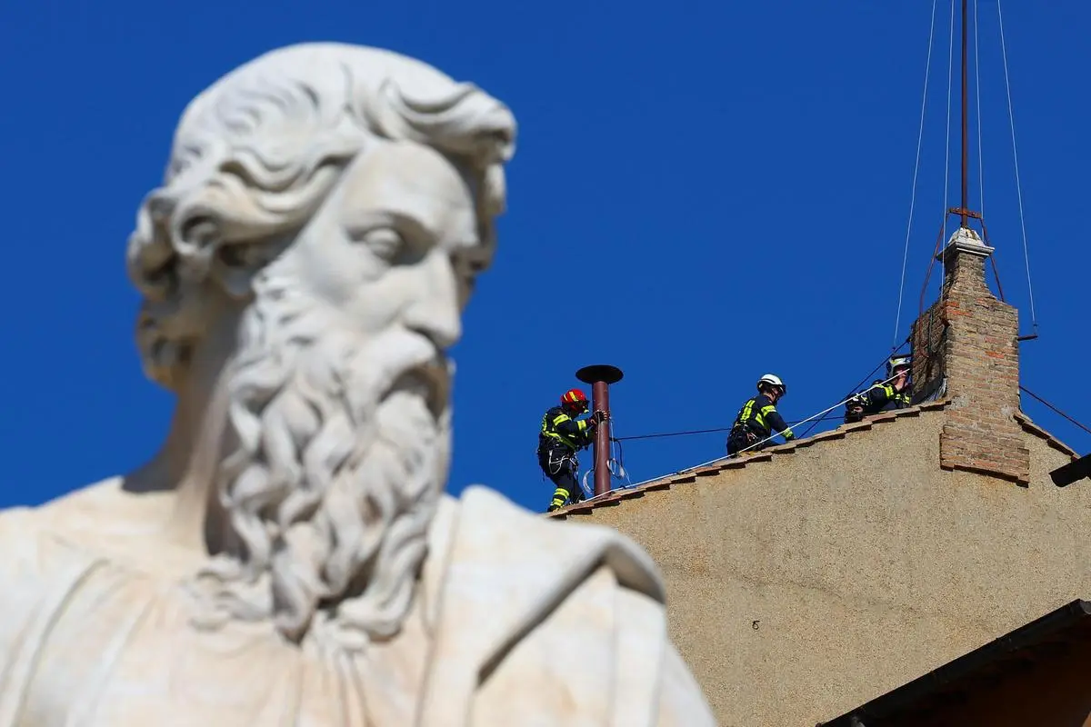 Weißer oder schwarzer Rauch? Vatikan montiert Schornstein für Papst ...