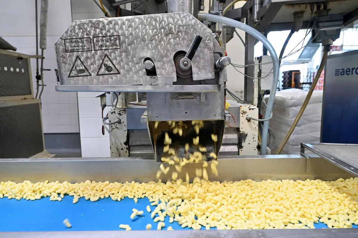 Chips und Soletti: Wo das Futter für Fußball-Fans produziert wird ...