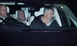 Aktivisten hängen Bild des britischen Ex-Prinzen Andrew im Pariser ...