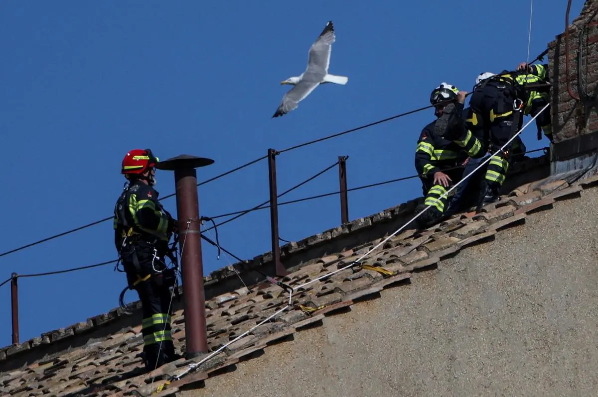 Weißer oder schwarzer Rauch? Vatikan montiert Schornstein für Papst ...