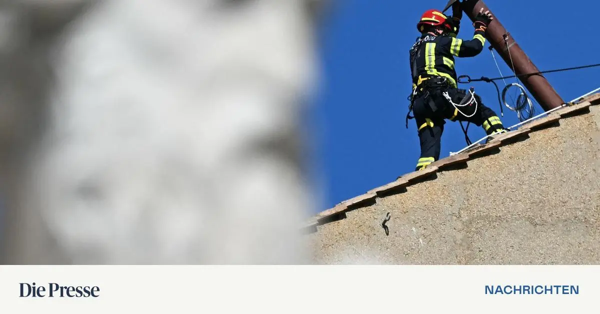 Weißer oder schwarzer Rauch? Vatikan montiert Schornstein für Papst ...