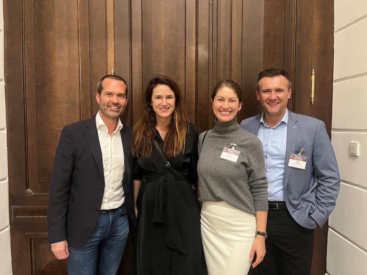 Vorweihnachtliches Punschen unter Personalleitern – DiePresse.com