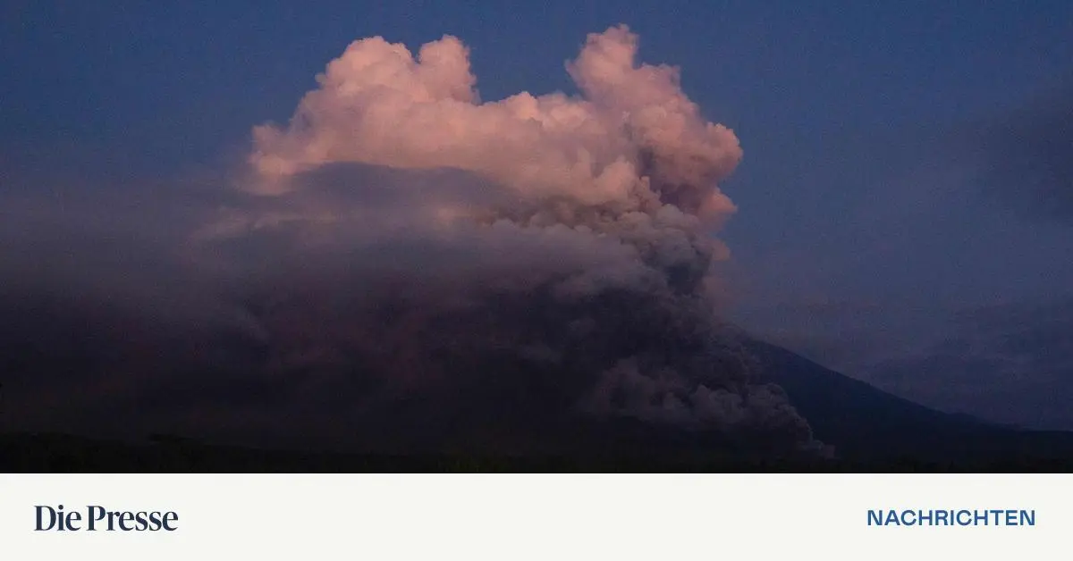 Höchste Warnstufe ausgerufen: Indonesischer Vulkan Semeru spuckt ...