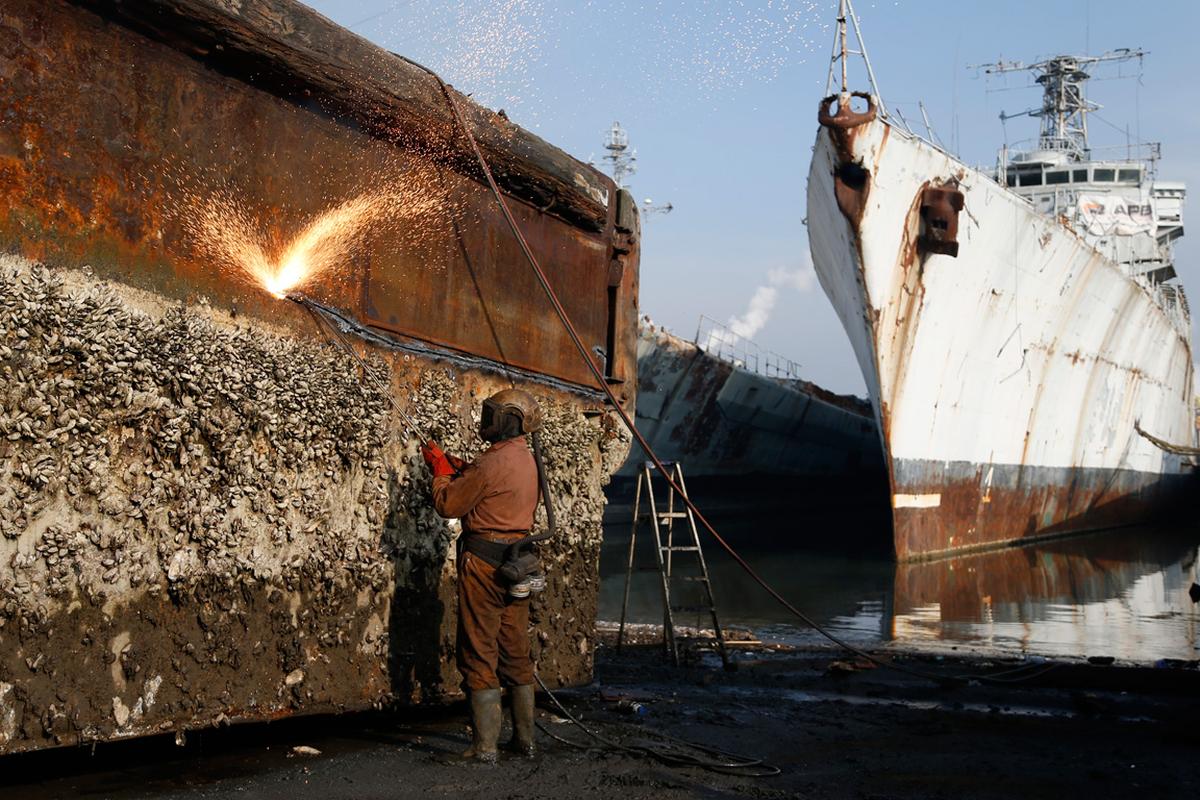 Abgewrackt: Indiens gigantischer Schiffsfriedhof – DiePresse.com