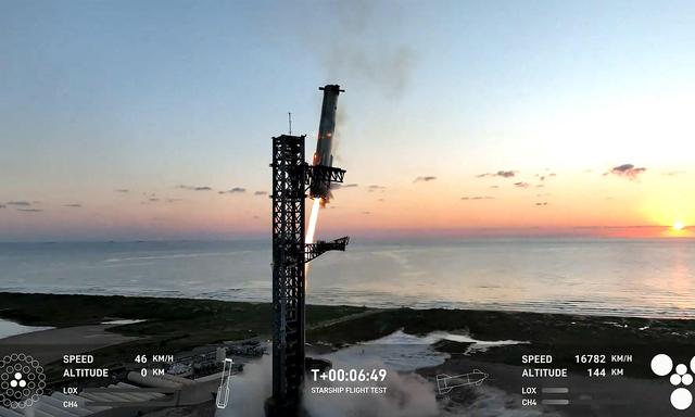 SpaceX-„Starship“ zu fünftem Test gestartet: Erstmals gelingt ...