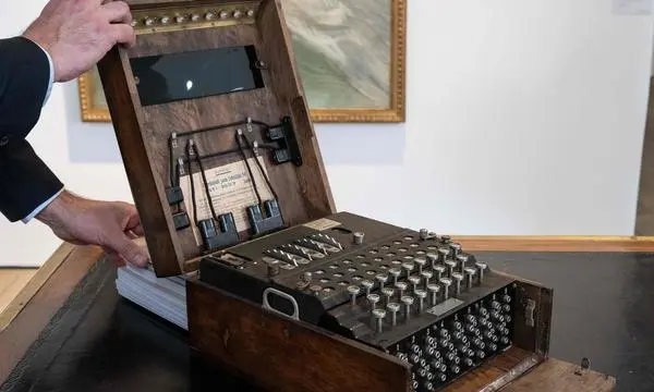 „Enigma M4“: Chiffriermaschine der Nationalsozialisten versteigert ...
