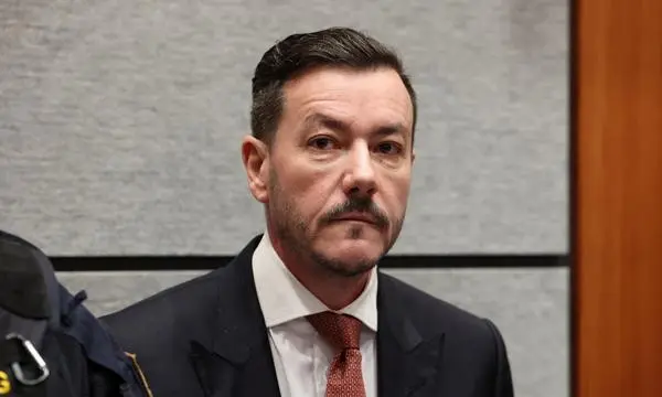 Benko will „keine Fragen beantworten“, Richterin vertagt ...