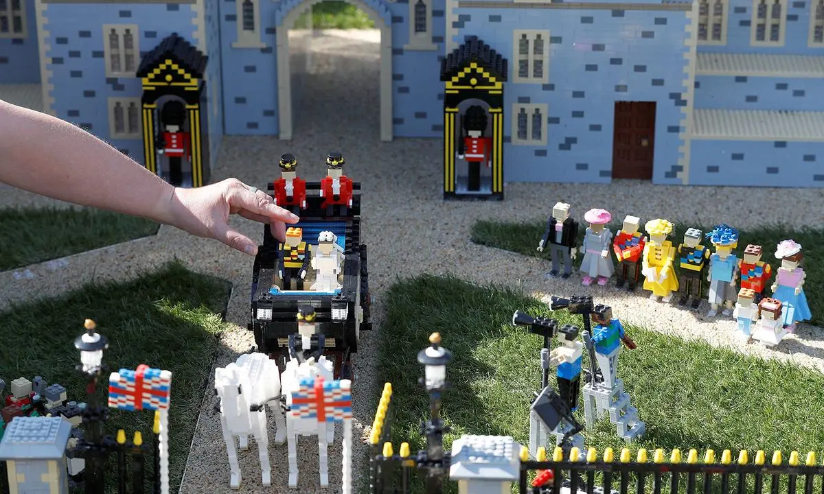 Königliches Spielzeug: Harry und Meghan heiraten im Legoland ...