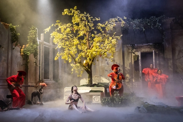 Trauer und Trivialität: „The Grief of Red Granny“ bei den Festwochen ...