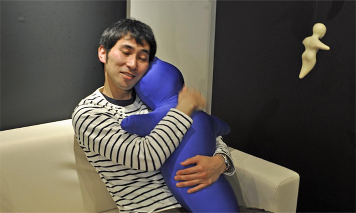 Japan: Handy-Kuschelpolster mit menschlicher Körperform – DiePresse.com