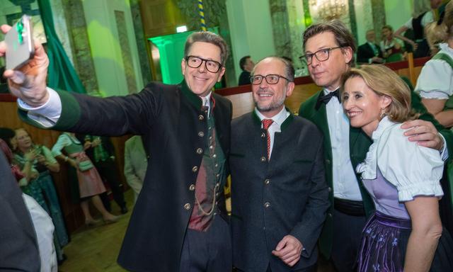 Ein türkis-blauer Ball in der Hofburg – DiePresse.com