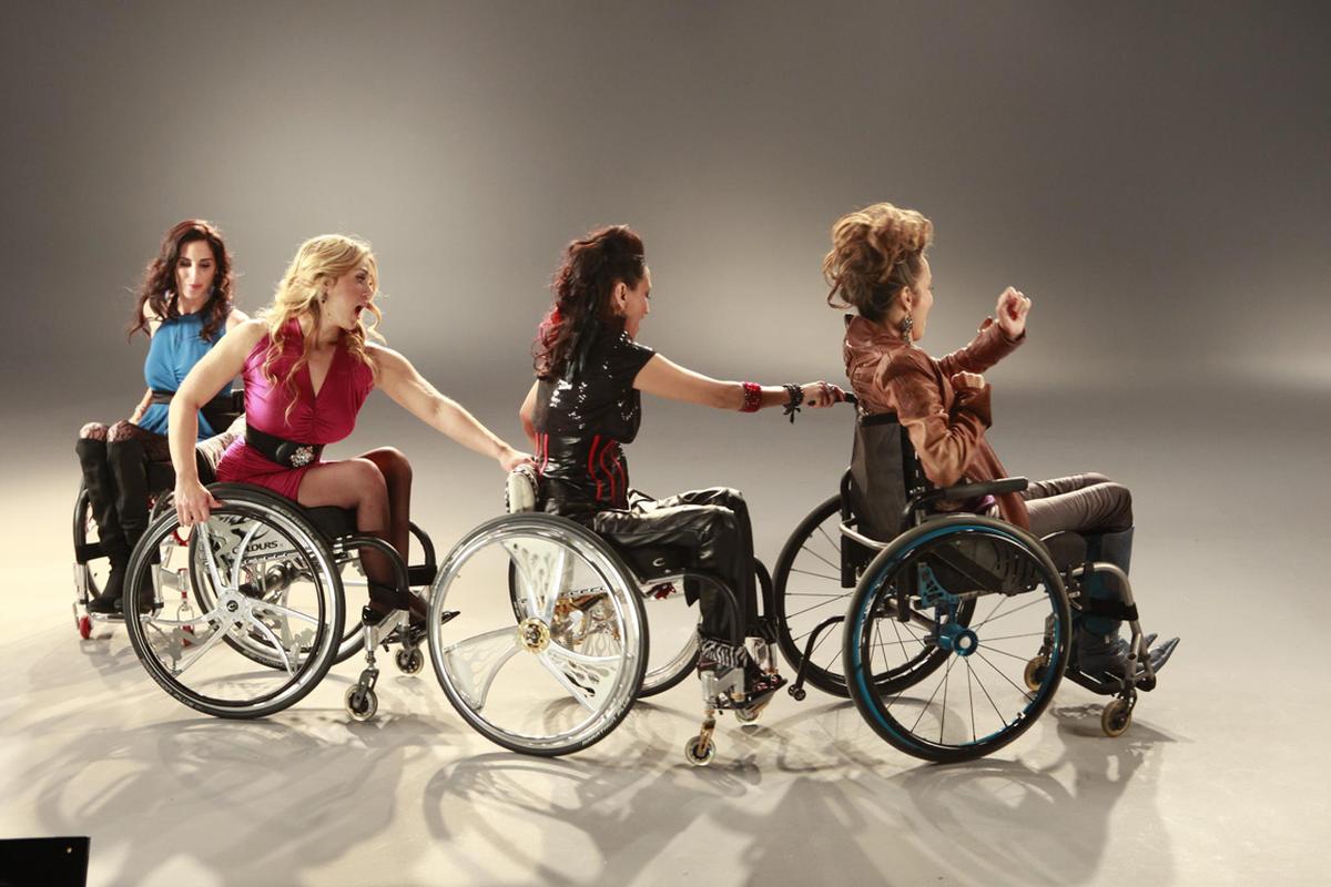 Modekampagne im Rollstuhl | DiePresse.com