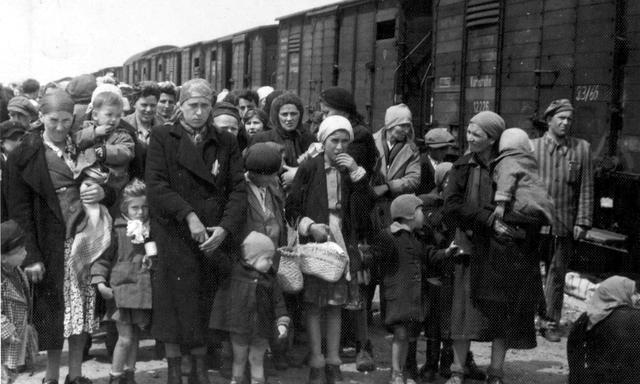 Inszeniertes Verbrechen: Das Fotoalbum der Lili Jacob aus Auschwitz ...