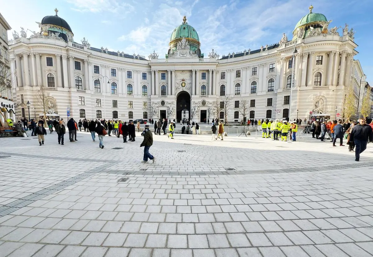 Umstrittene Umgestaltung von Michaelerplatz in Wien ist abgeschlossen ...