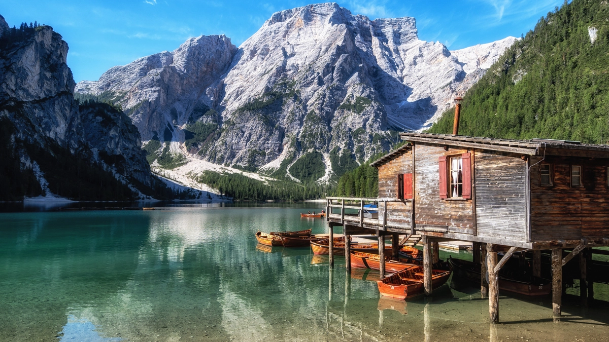 Der See ist da. Irgendwo hinter den Reisebussen. – DiePresse.com
