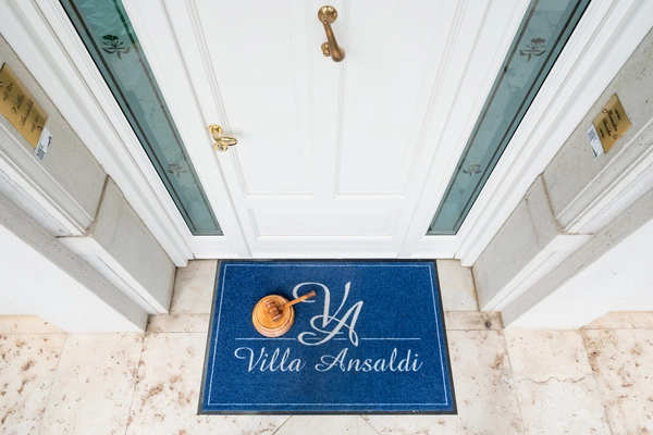 Von Türmatten bis zum Ferrari-Leuchtschild: Inventar der Benko-Villa ...