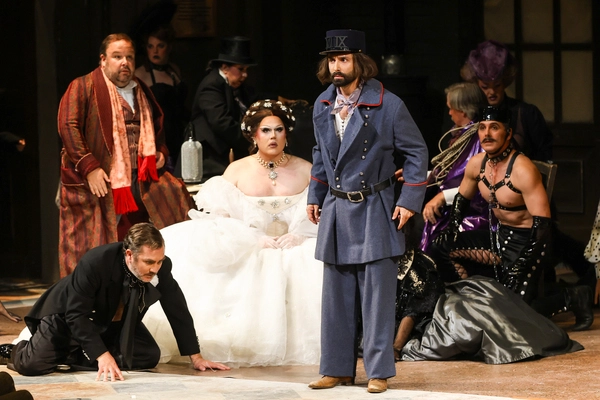 Auf die „Pride Edition“ der „Fledermaus“ kann die Volksoper stolz sein ...